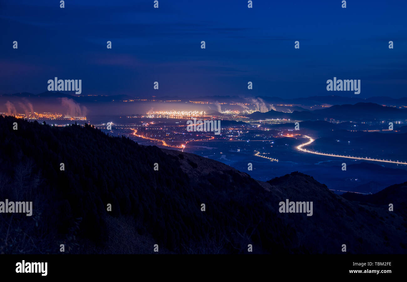 Sun and dawn at night with twilight waters hi-res stock photography and ...