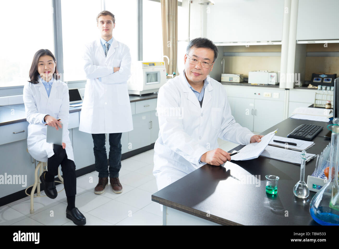 people doing chemical experiment in modern lab Stock Photo - Alamy
