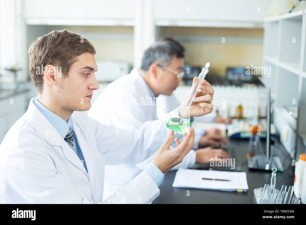 people doing chemical experiment in modern lab Stock Photo - Alamy