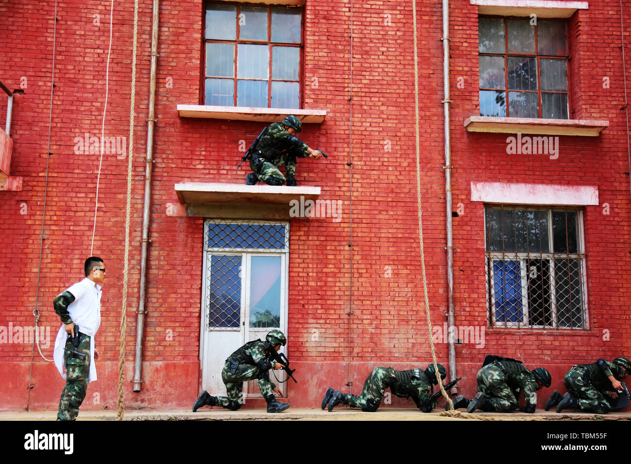 Windows and families hi-res stock photography and images - Alamy