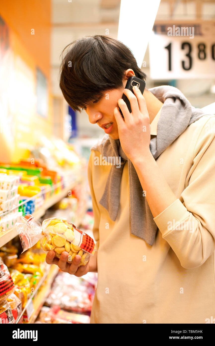 Chat in supermarket hi-res stock photography and images - Alamy