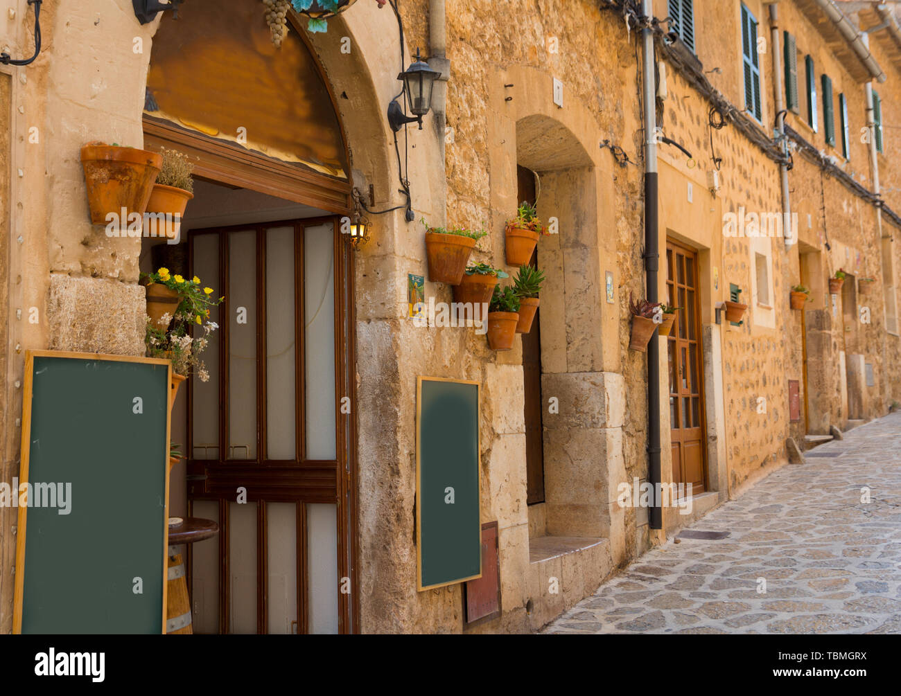 Narrow street facade hi-res stock photography and images - Alamy