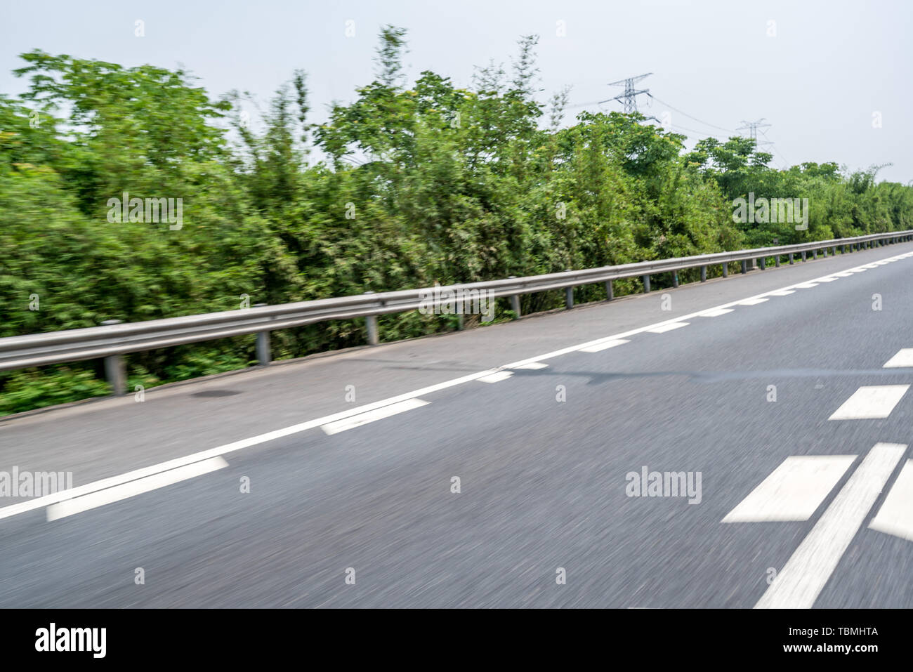 Fast airport and expressway guide hi-res stock photography and images ...