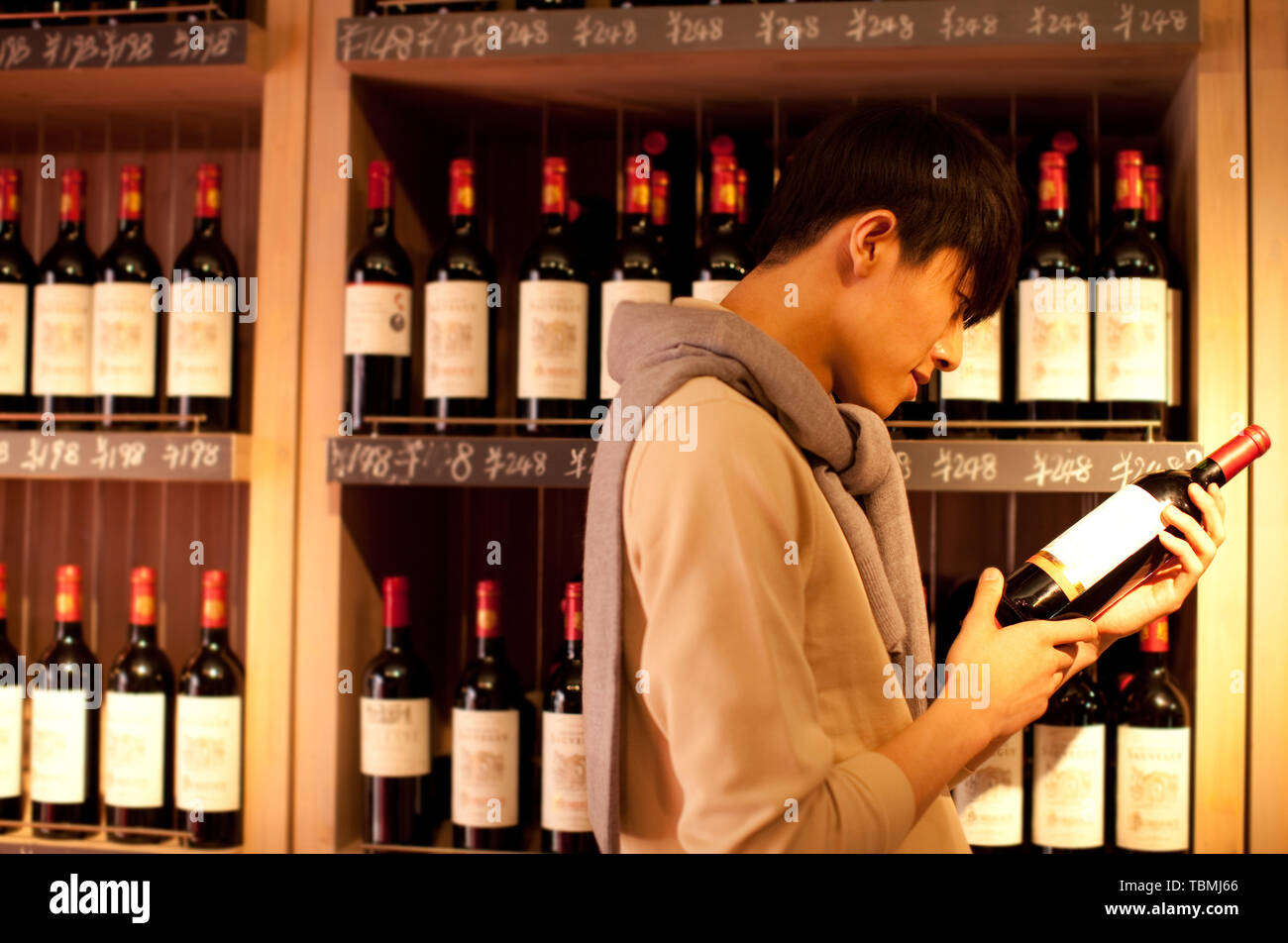 Choose red wine at the liquor store Stock Photo - Alamy