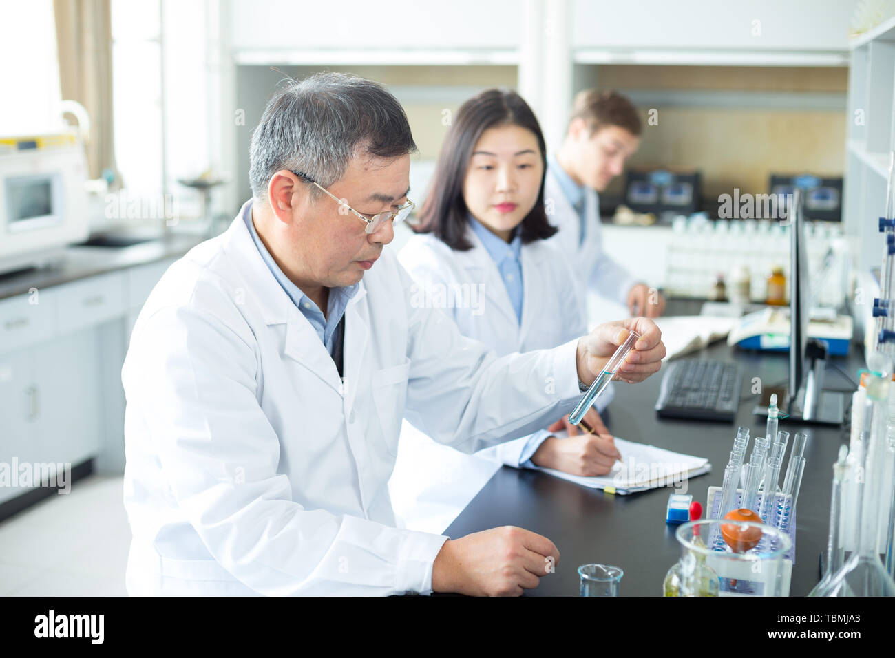 people doing chemical experiment in modern lab Stock Photo - Alamy