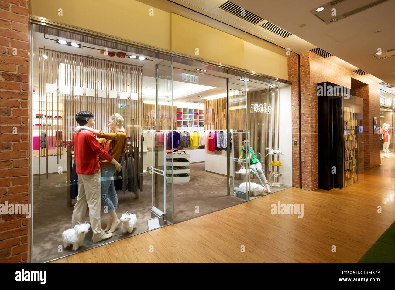 Boutique display window with mannequins in fashionable dresses Stock ...