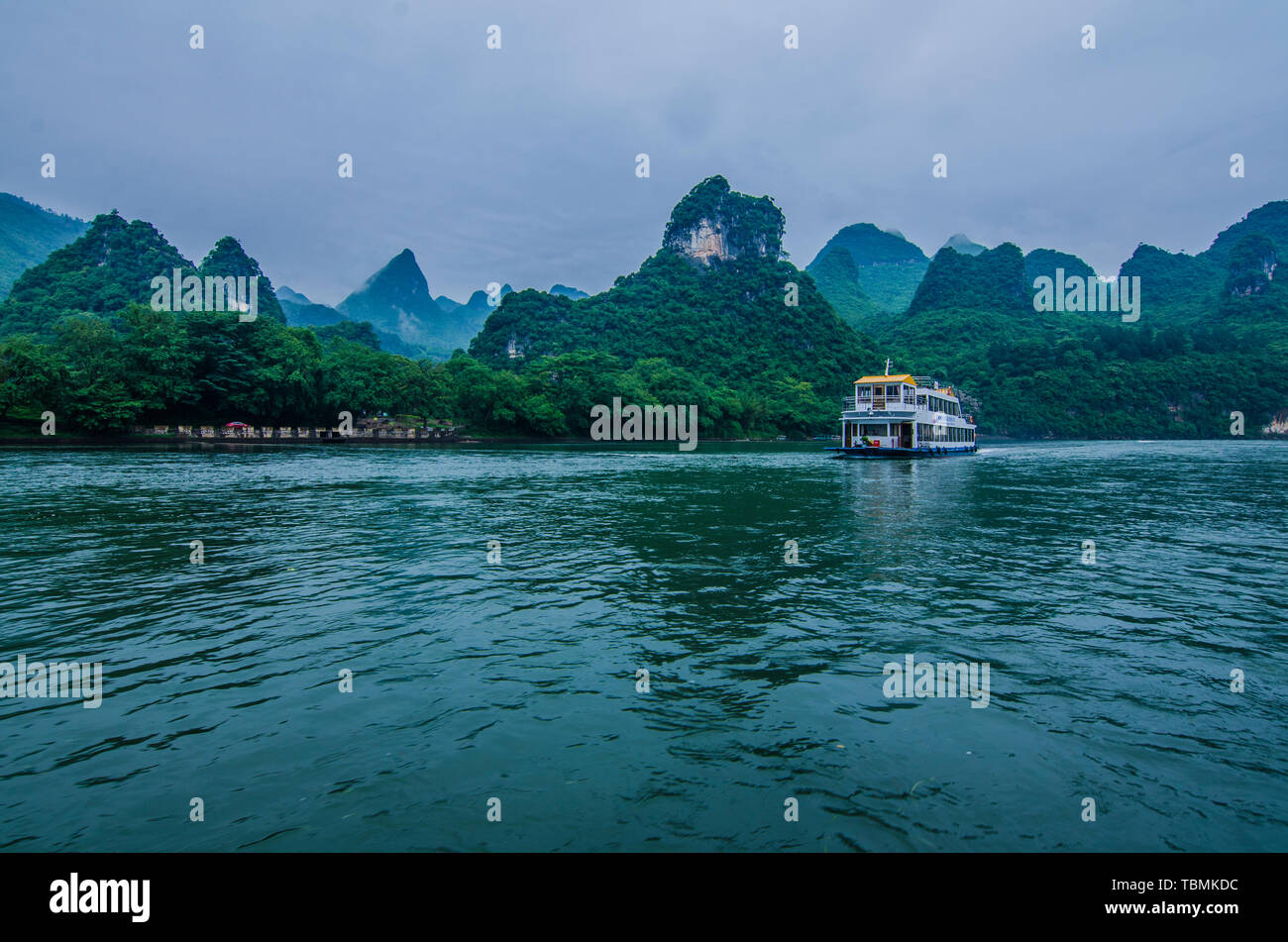 Guilin landscape and yangshuo encounter longhe hi-res stock photography ...