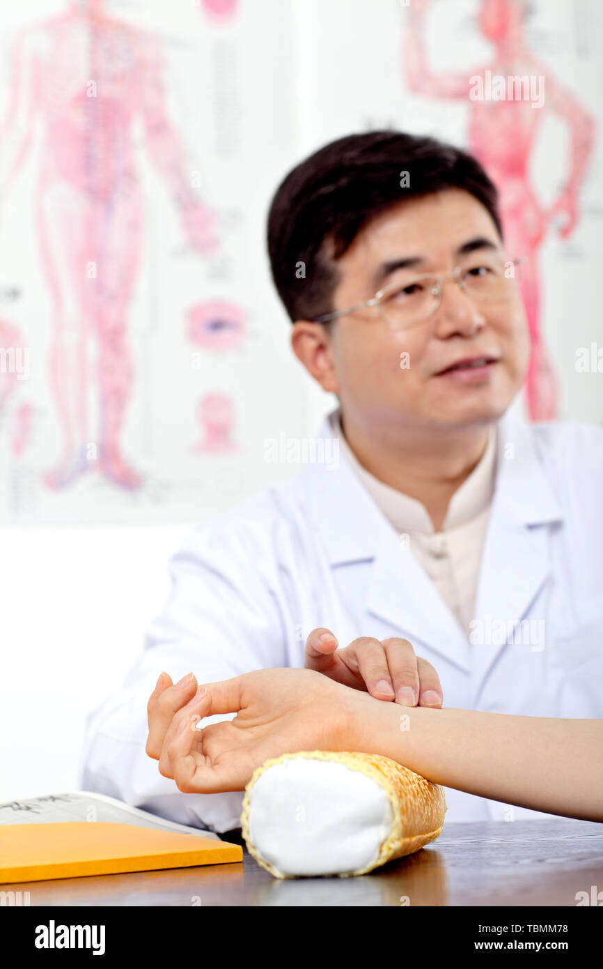 Doctors diagnose patients Stock Photo - Alamy