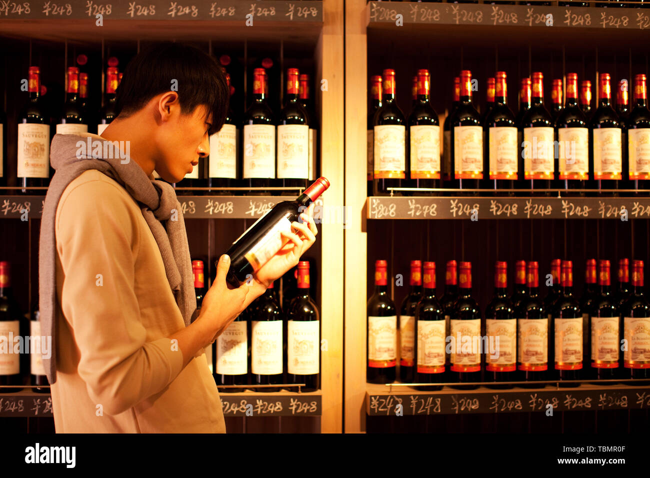 Choose red wine at the liquor store Stock Photo - Alamy
