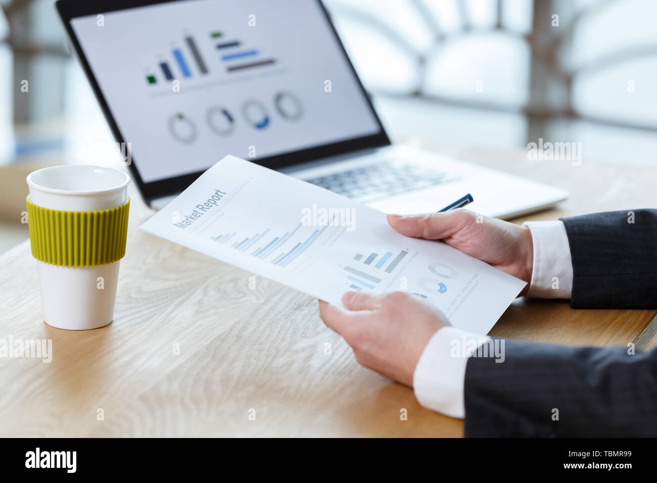 Comment financial reports Stock Photo - Alamy