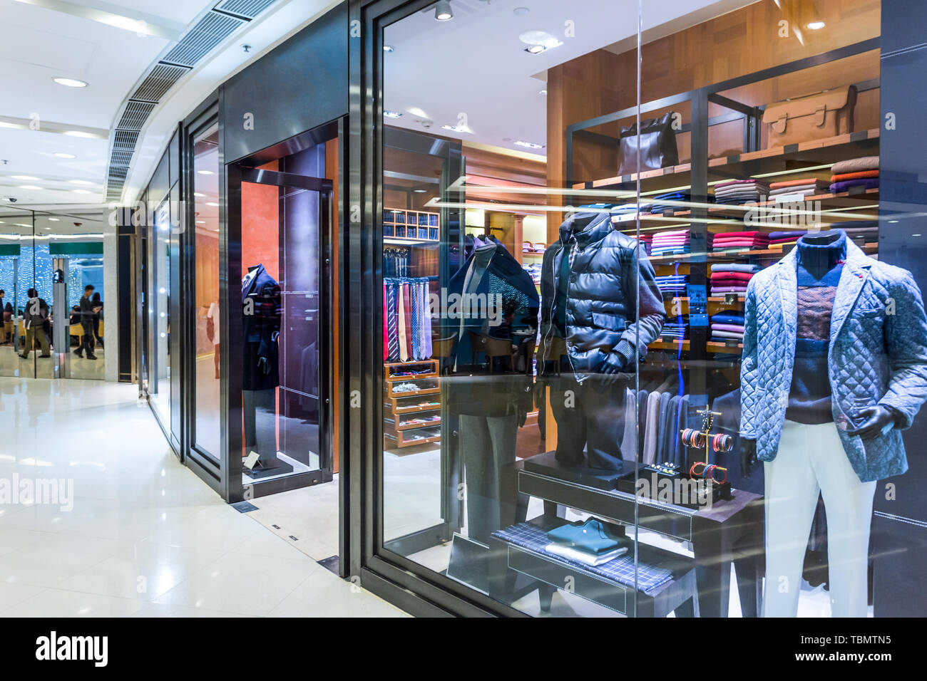 fashion shop display window and clothes Stock Photo - Alamy