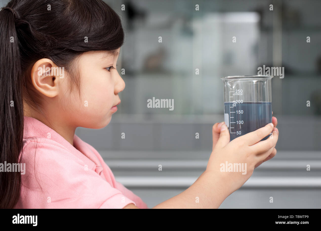 Physics experiments hi-res stock photography and images - Alamy