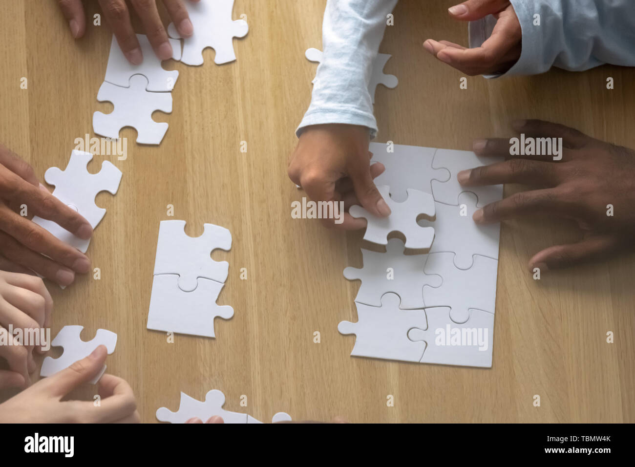People assembling puzzle pieces hi-res stock photography and images - Alamy