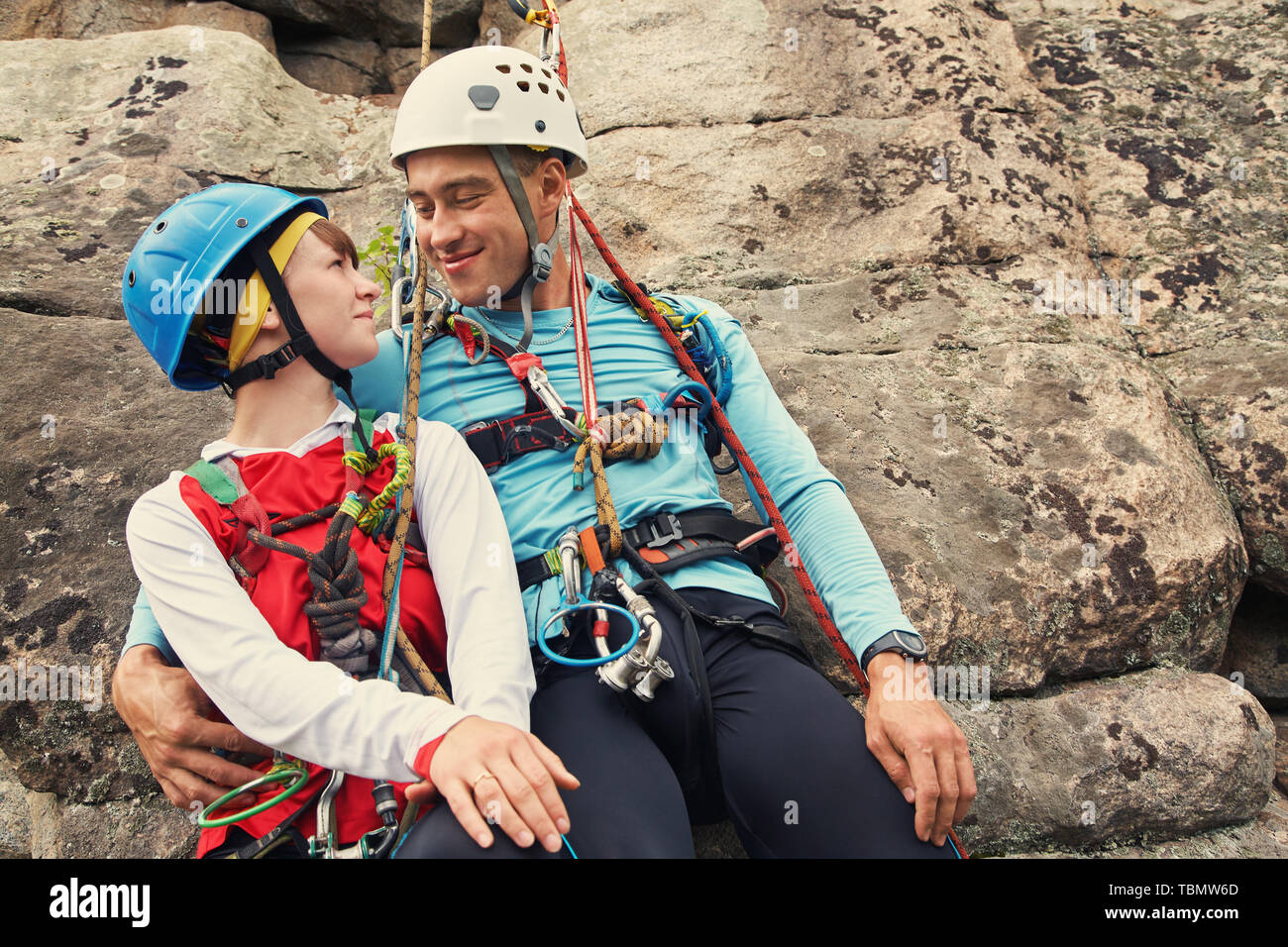 Smiling male extreme climber hanging hi-res stock photography and ...
