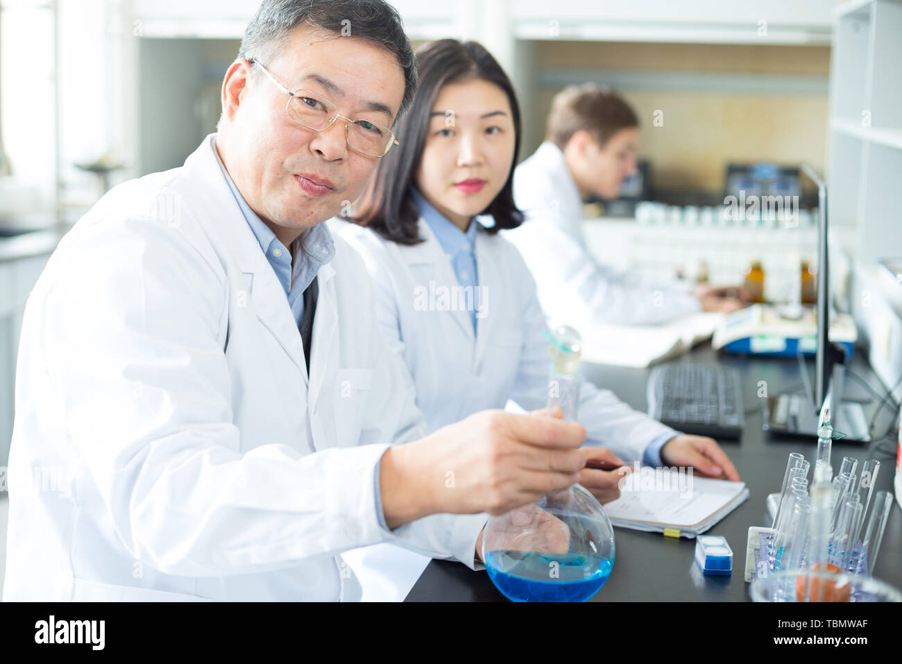 people doing chemical experiment in modern lab Stock Photo - Alamy