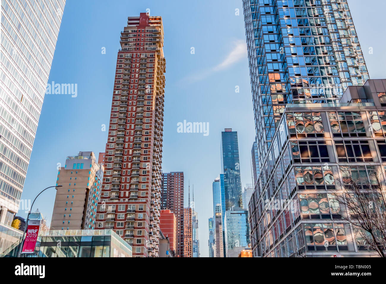 Modern office building in manhattan hi-res stock photography and images ...