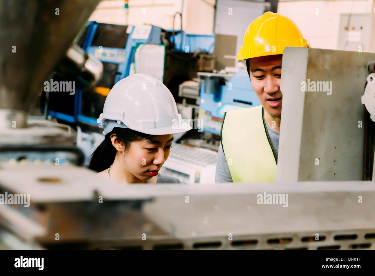 Female engineers engineers mechanical engineering workers hi-res stock ...