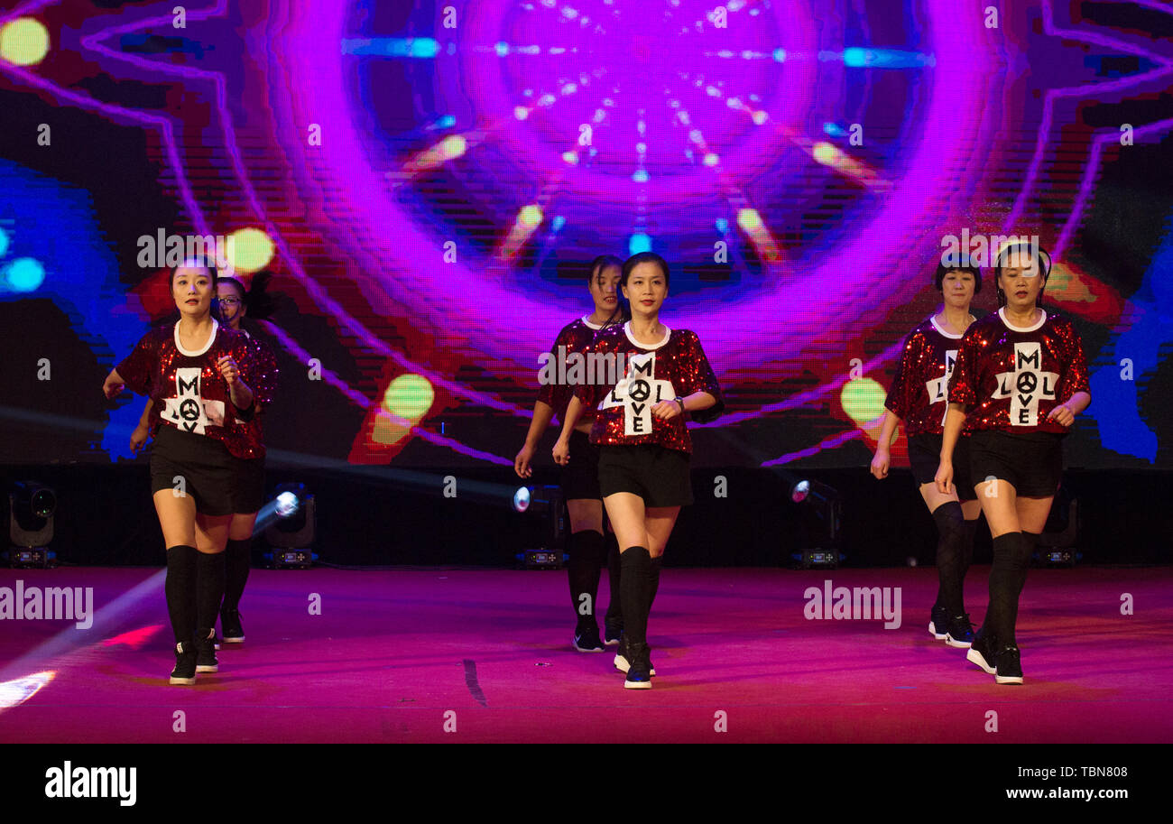 Stage performance, modern dance Stock Photo - Alamy