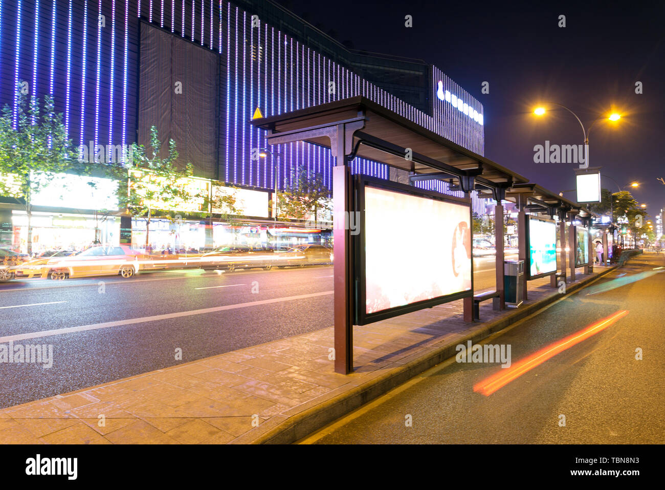Illuminated buses and bridges hi-res stock photography and images - Alamy
