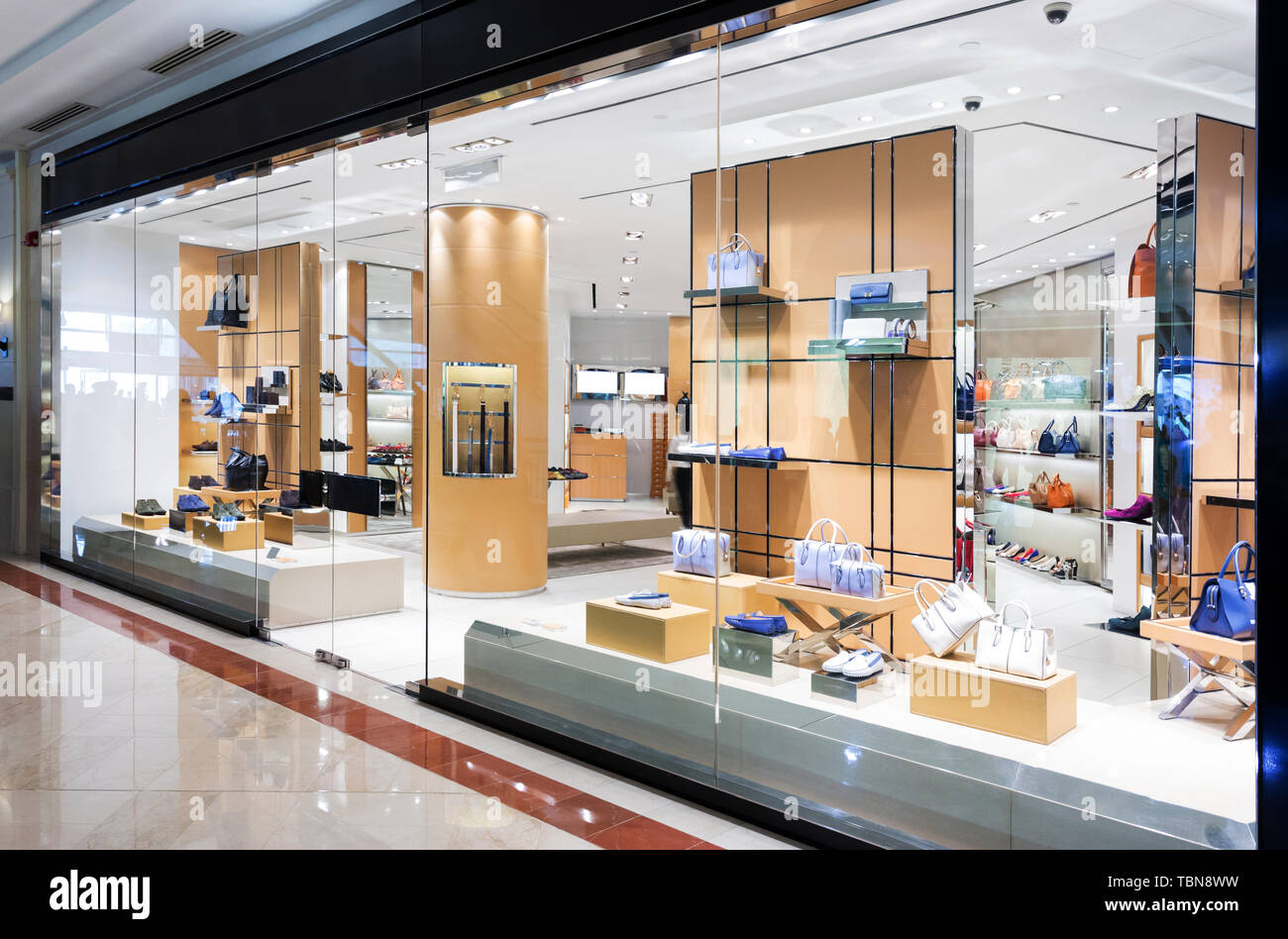 handbag retail fasion store and showcase Stock Photo - Alamy