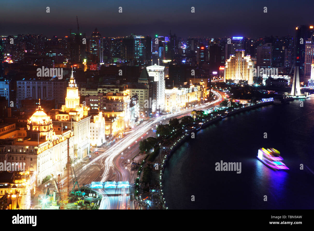 Architectural beauty on both sides of the Pujiang River in Shanghai ...