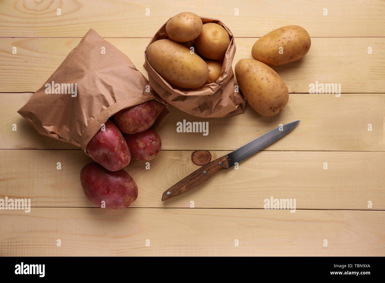 Paper bags of potatoes hi-res stock photography and images - Alamy