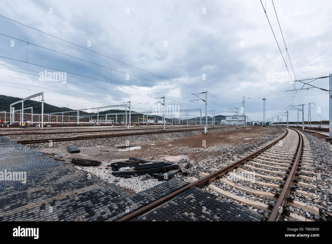 Commercial railway trains with wire hi-res stock photography and images ...