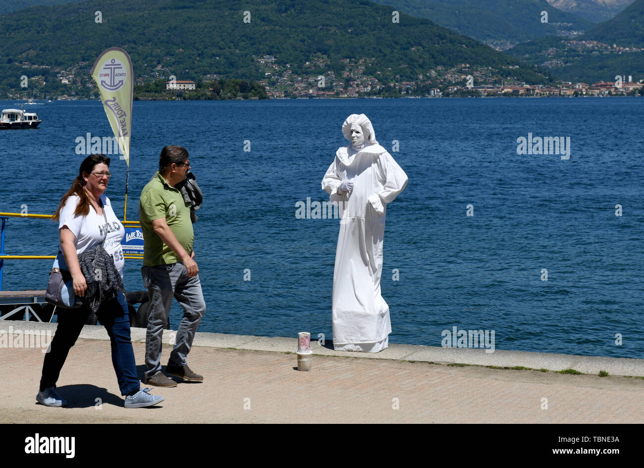 Mime in all white hi-res stock photography and images - Alamy