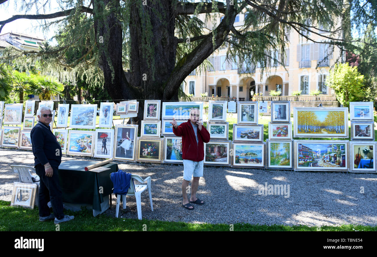 Artist man selling copies of well known art works paintings in Stresa ...