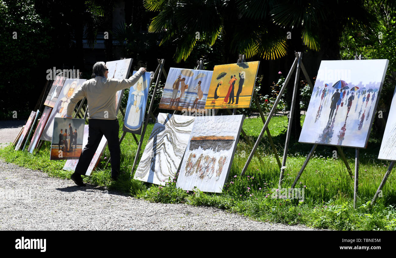 Artist man selling copies of well known art works paintings in Stresa ...