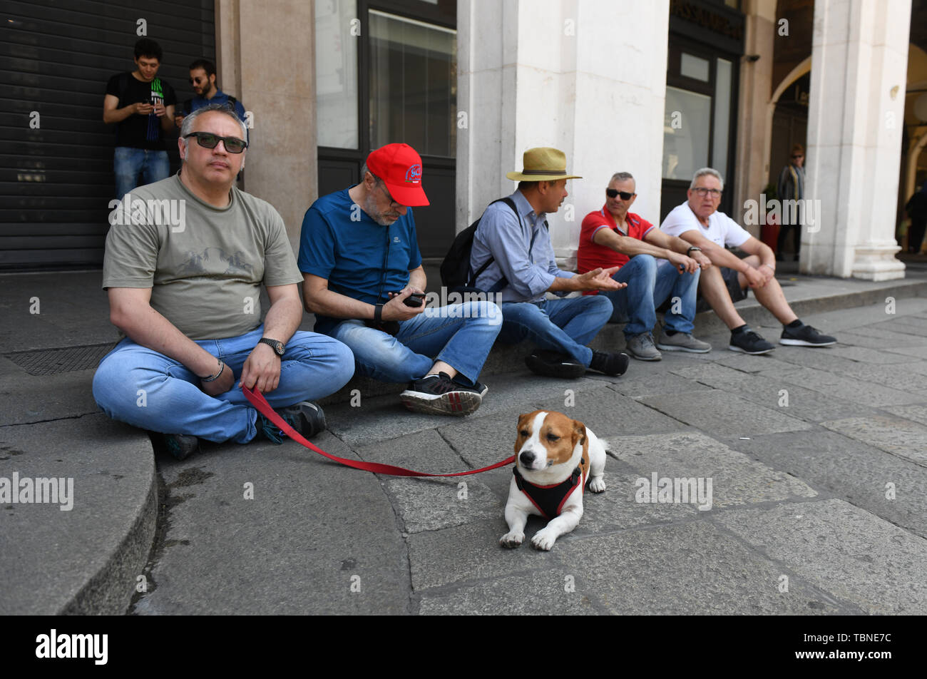 Italian men talking hi-res stock photography and images - Alamy