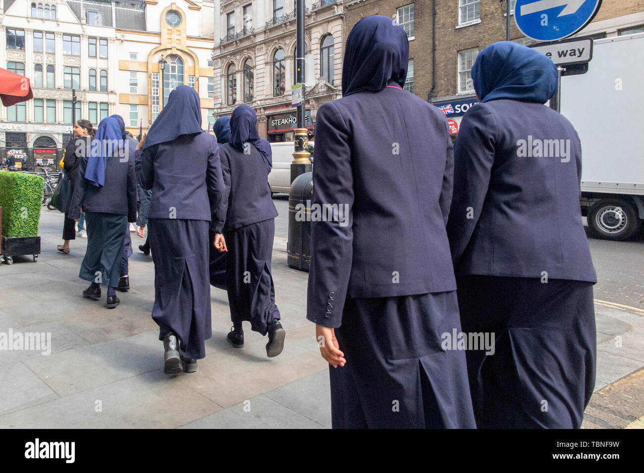 Schoolgirls uk hi-res stock photography and images - Alamy