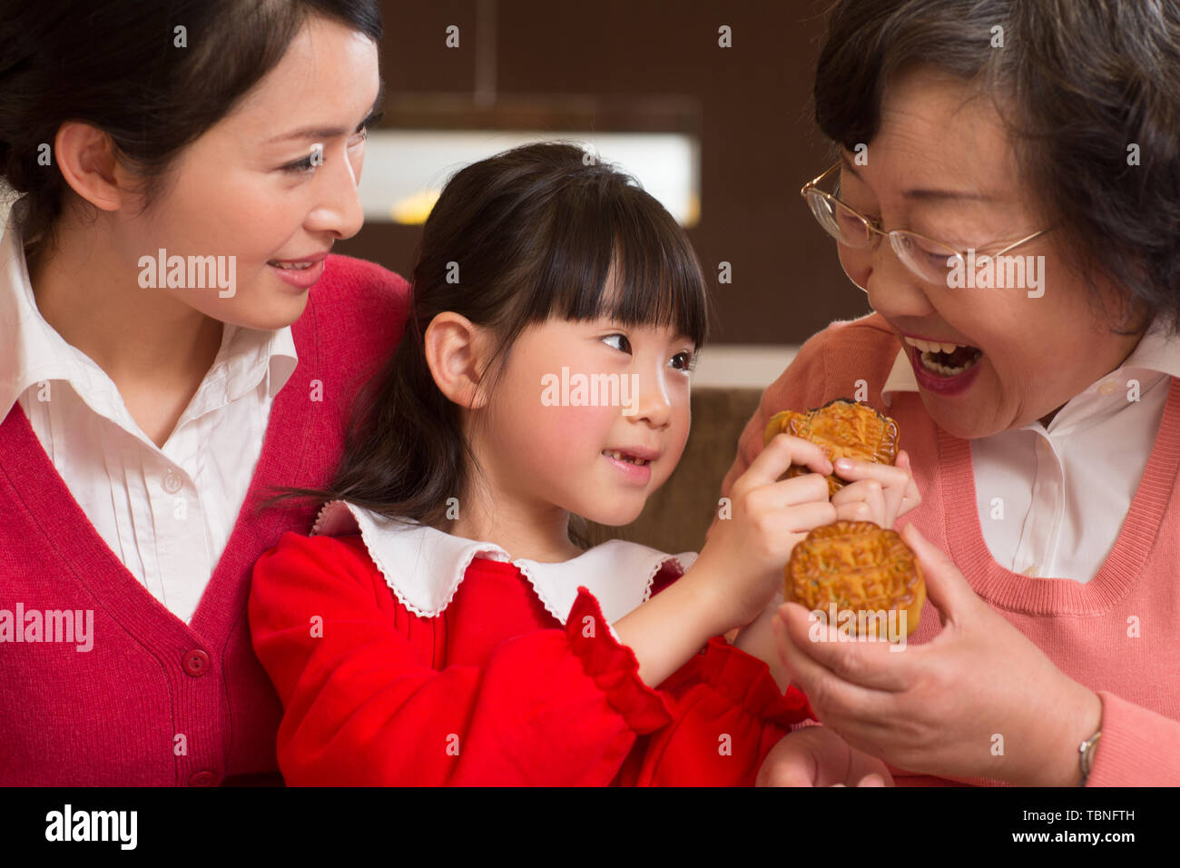 Mid autumn festival eating mooncakes hi-res stock photography and ...