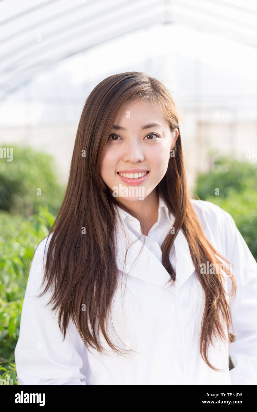 Pretty chinese woman hi-res stock photography and images - Alamy