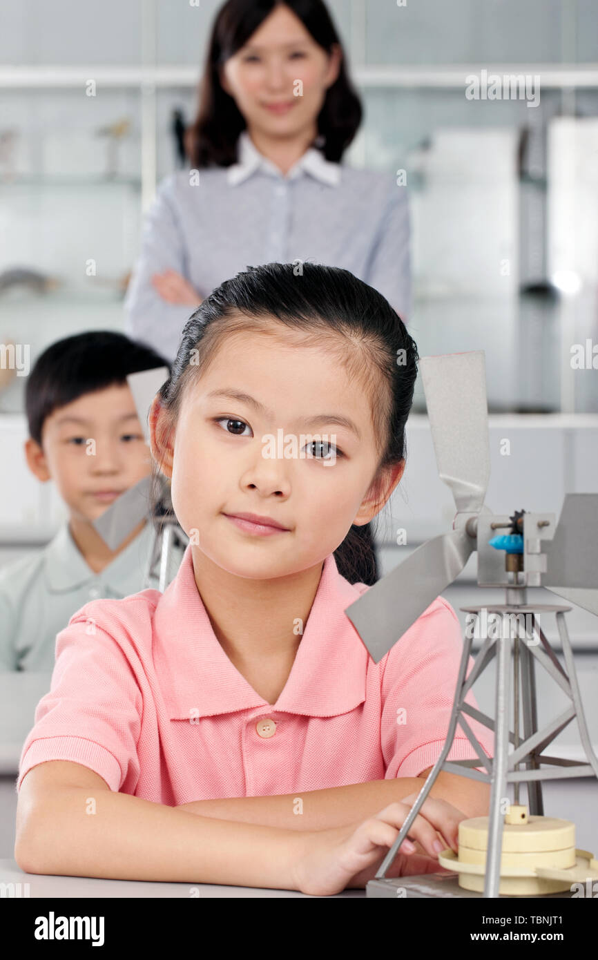 Students do experiments in physics class Stock Photo - Alamy