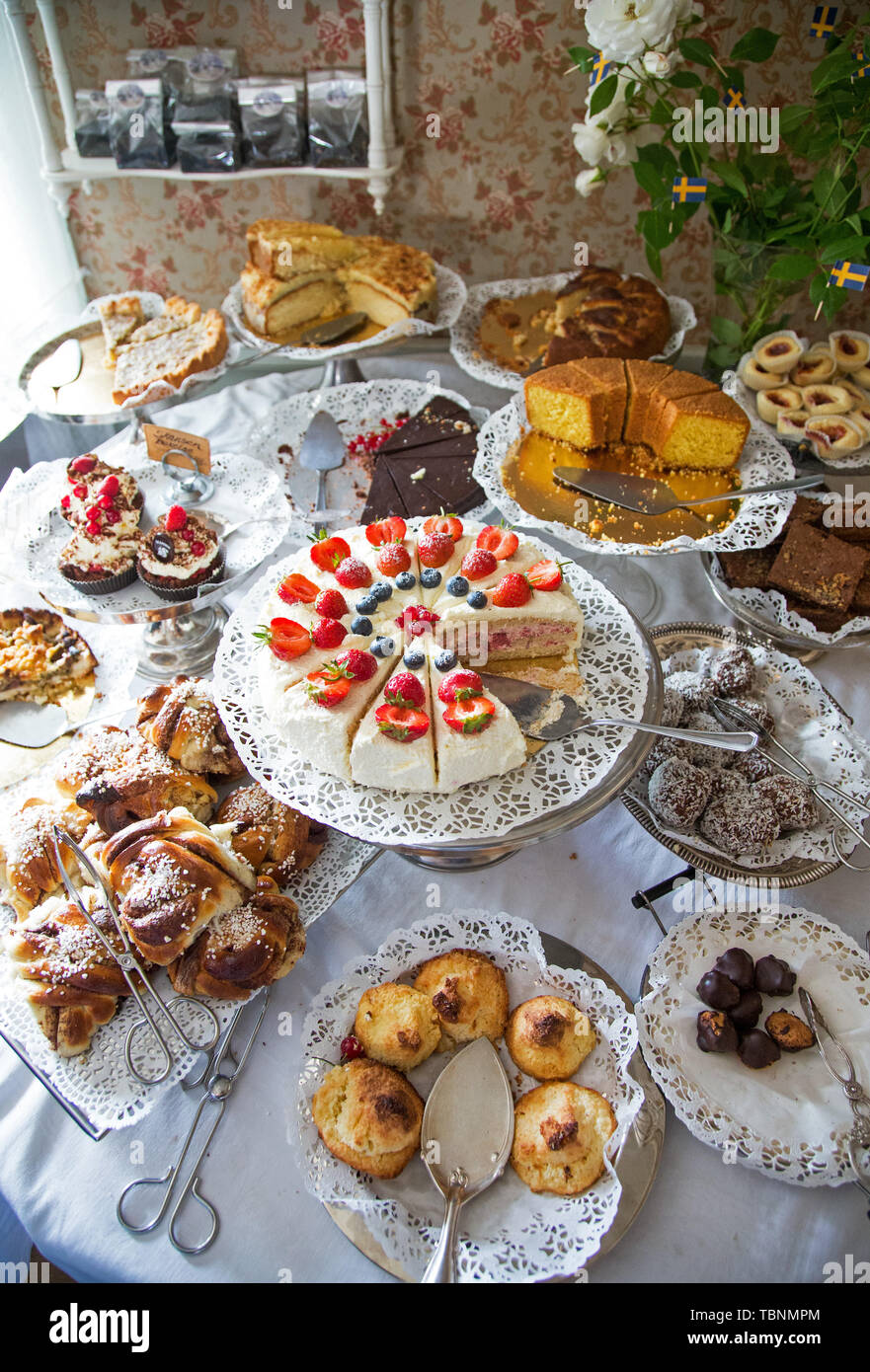 STOCKHOLM 20170623 Fikabuffé, med tårta, bakelser och bakverk på ett ...