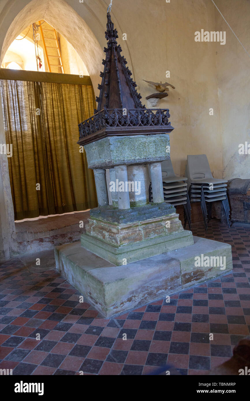 Interior of st james parish church hi-res stock photography and images ...