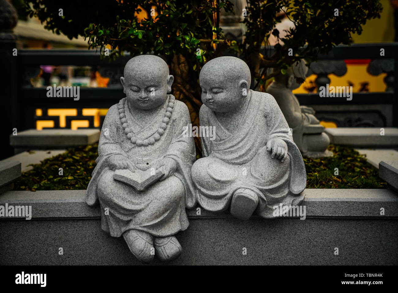 Little monk statue in hi-res stock photography and images - Alamy
