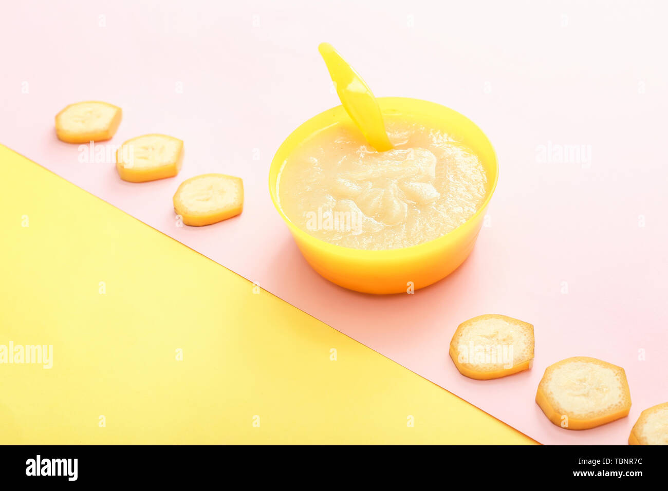 Bowl with healthy baby food on color background Stock Photo - Alamy