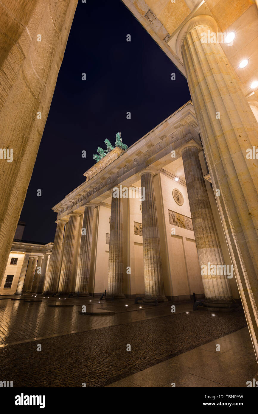 Side view of the famous, illuminated and empty neoclassical Brandenburg Gate (Brandenburger Tor ...