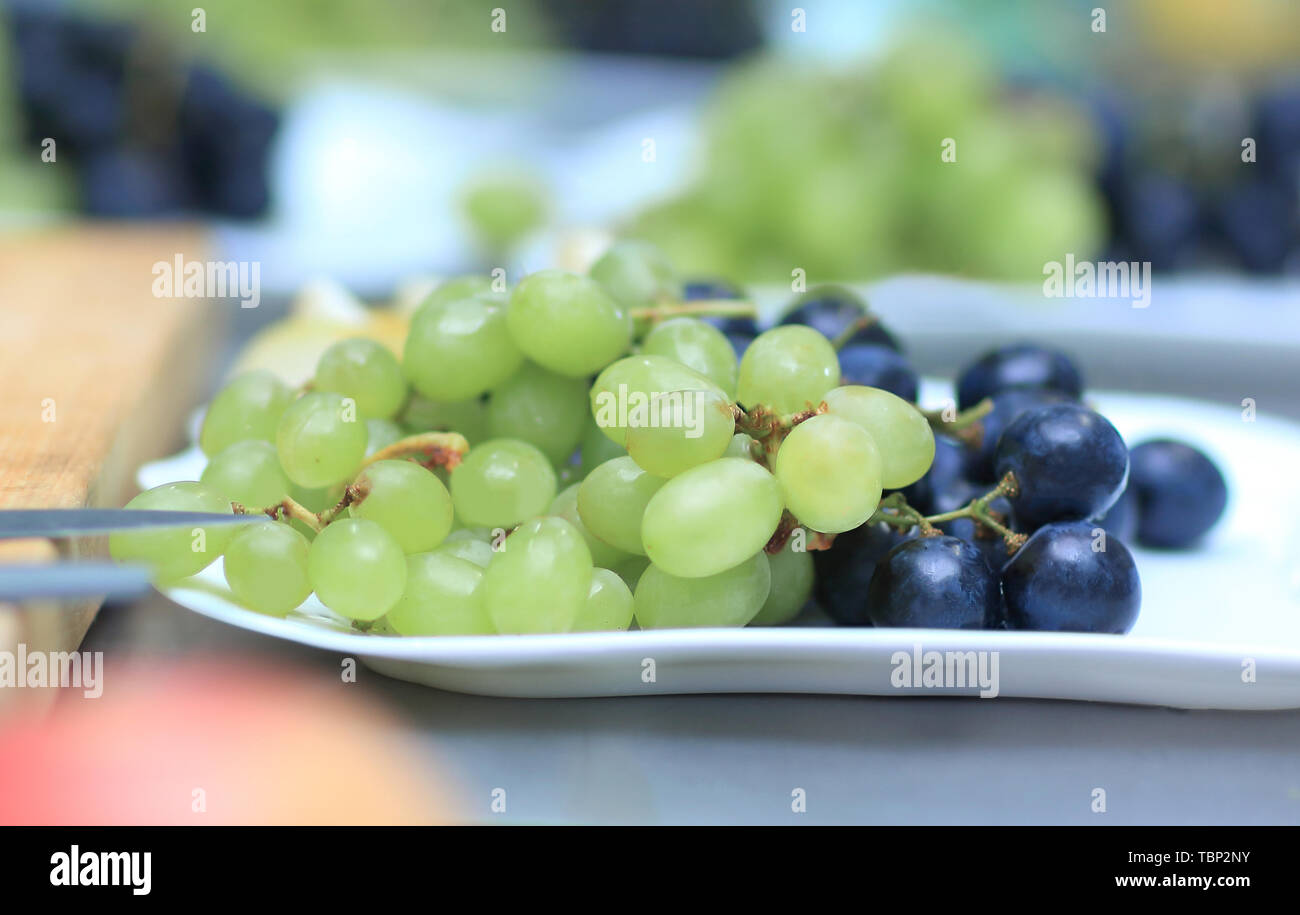 Grapes on plate modern hi-res stock photography and images - Alamy