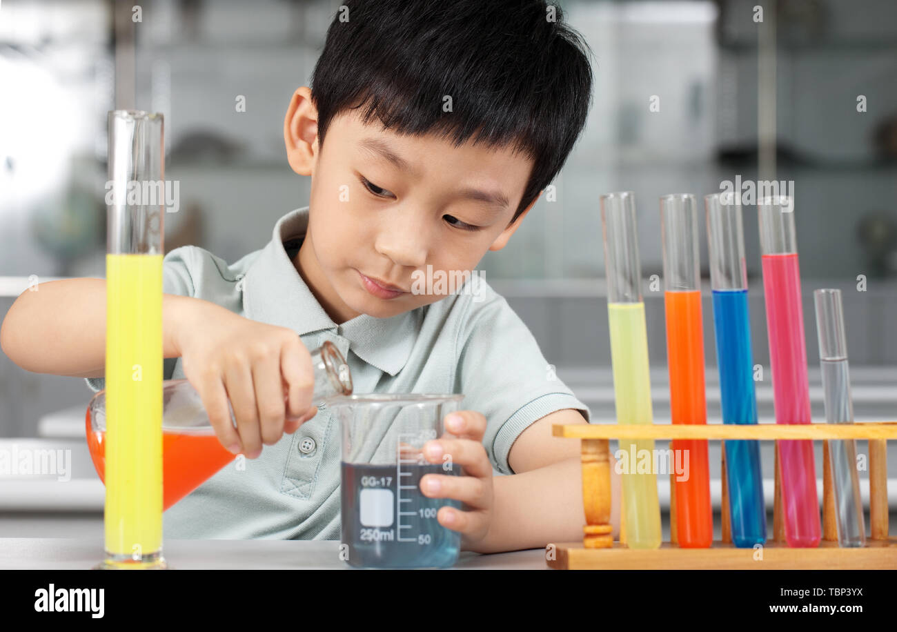 Students do experiments in physics class Stock Photo - Alamy