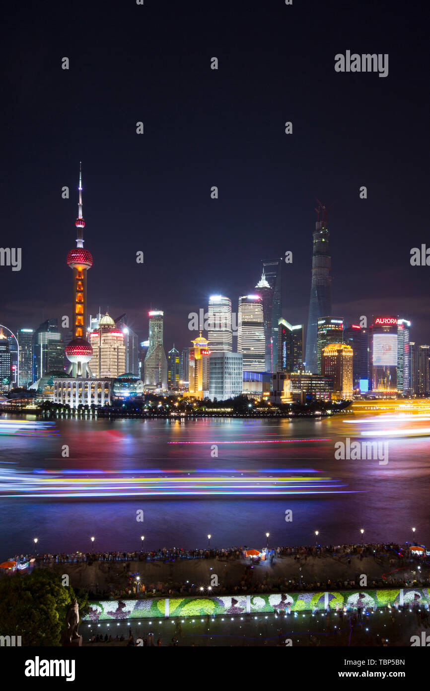 Shanghai oriental pearl crowd hi-res stock photography and images - Alamy