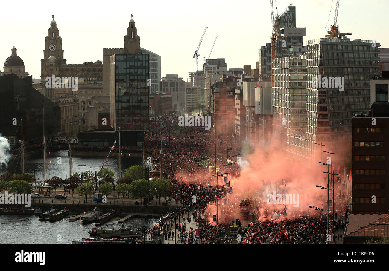 Liverpool bus passes through crowds hi-res stock photography and images ...
