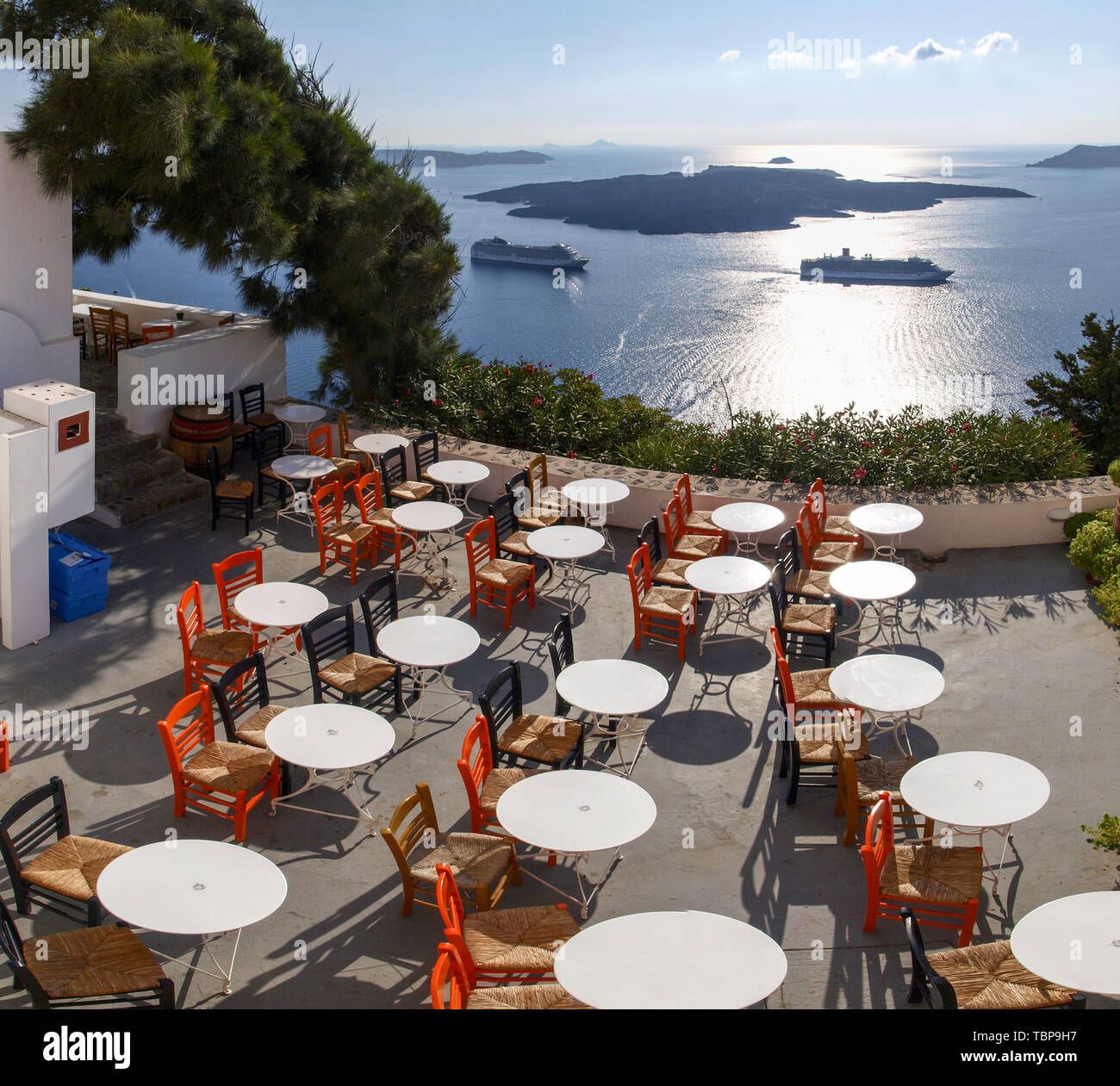 Santorini, Greece: typical Greek café Stock Photo - Alamy