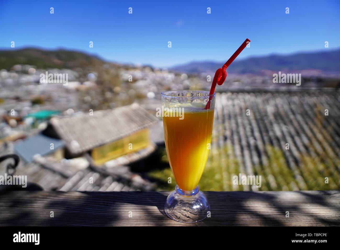 Bar in the ancient city of Lijiang, order a glass of juice overlooking ...