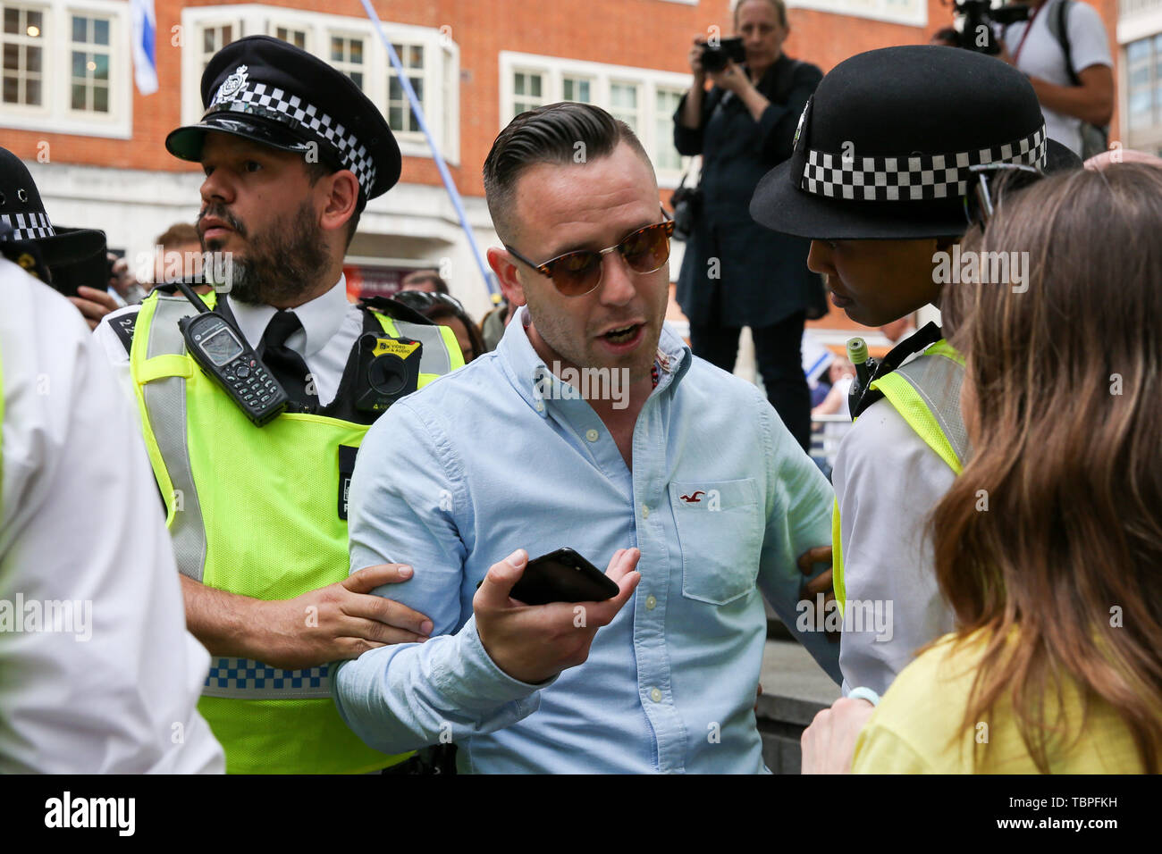 Home Office, London, UK 2 Jun 2019. - A police officer speaks with ...