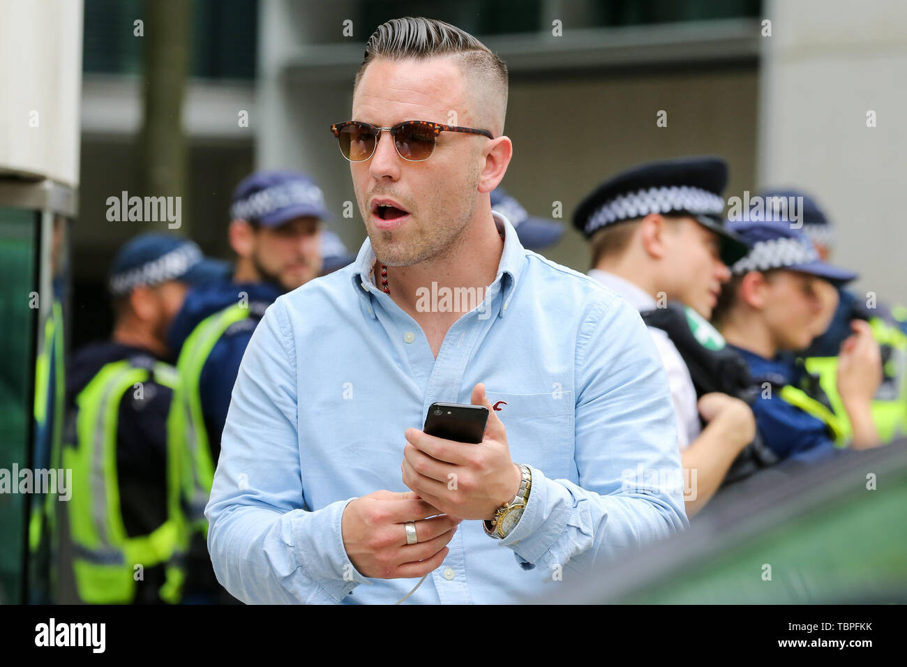Home Office, London, UK 2 Jun 2019. - A police officer speaks with ...