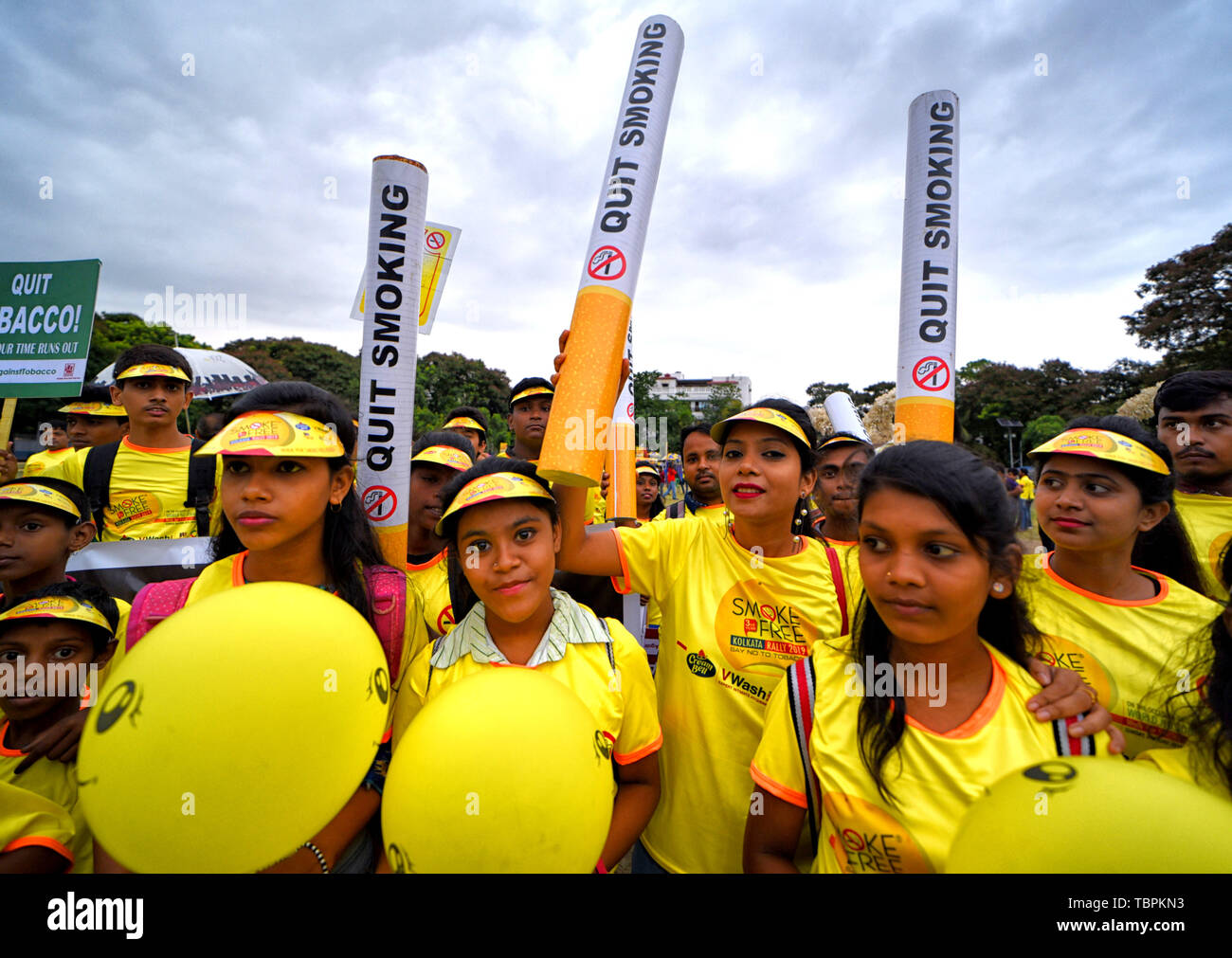 Children smoking cigarettes hi-res stock photography and images - Alamy