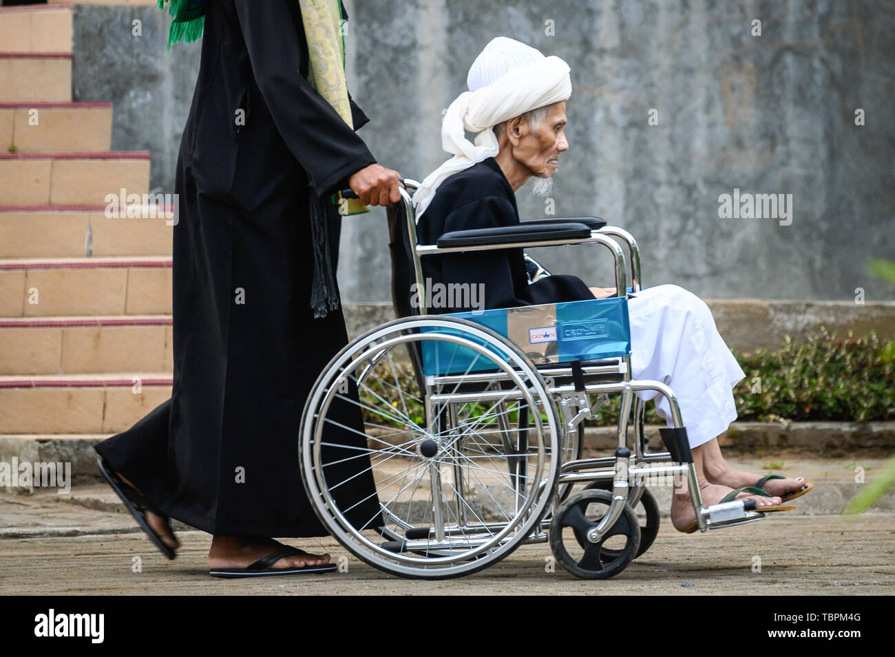 Elderly muslims hi-res stock photography and images - Alamy